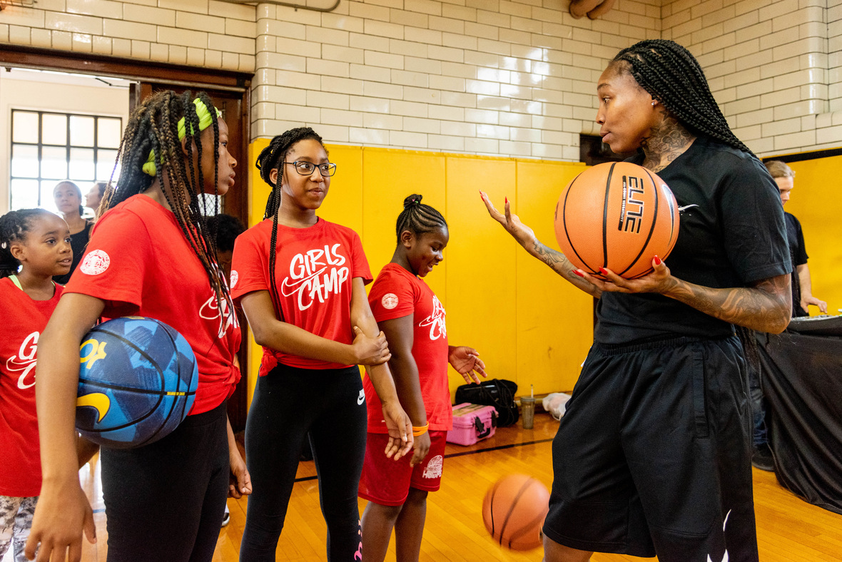 WNBA Legend Cappie Pondexter Honored At Teen Summit – N'DIGO